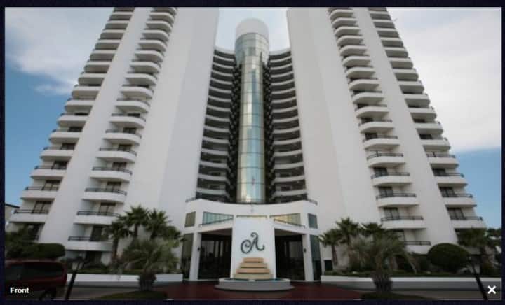 Beachfront Resort-like Condo 1st Fl - Daytona Beach Shores, FL