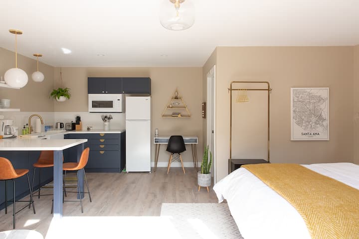 Luxury Midcentury Modern Studio & Patio/garden - Angel Stadium of Anaheim