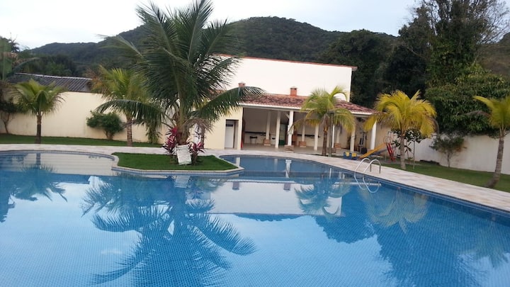 Casa De Praia Em Condom. Fechado, 2 Suítes, Ar Condicionado, Churr., 2 Piscinas. - São Sebastião
