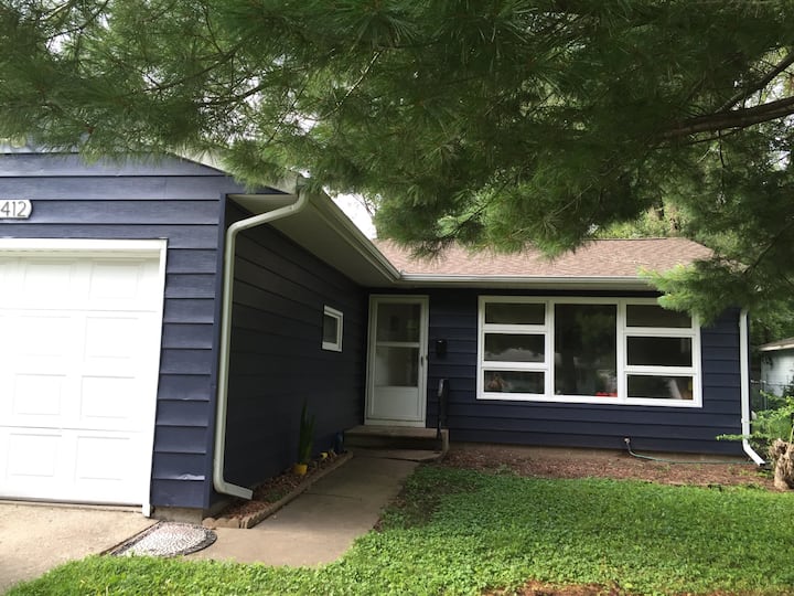Game Day Home Away From Home! 3 Br 2 Bath House - Iowa City, IA