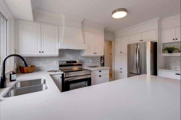 Beautiful 2 Bdrm W/ Patio& Yard - Calgary