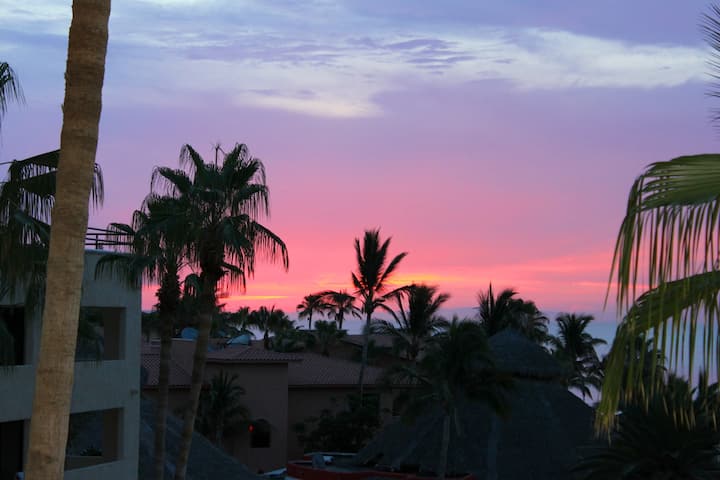 Paradise Sunrise To Sunset Beachfront Condo - San José del Cabo