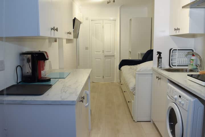 Clean Bright Private Studio With Own Entrance - Harrow