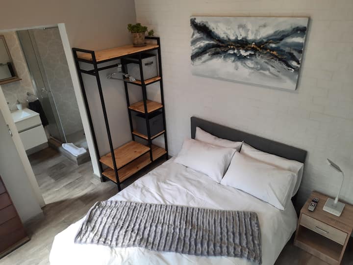 Fully Functional, Comfortable Modern Flatlet - Randburg