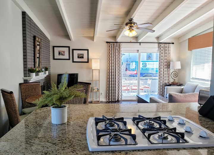 Cozy Cottage By The Beach...steps To The Sand - Newport Beach, CA