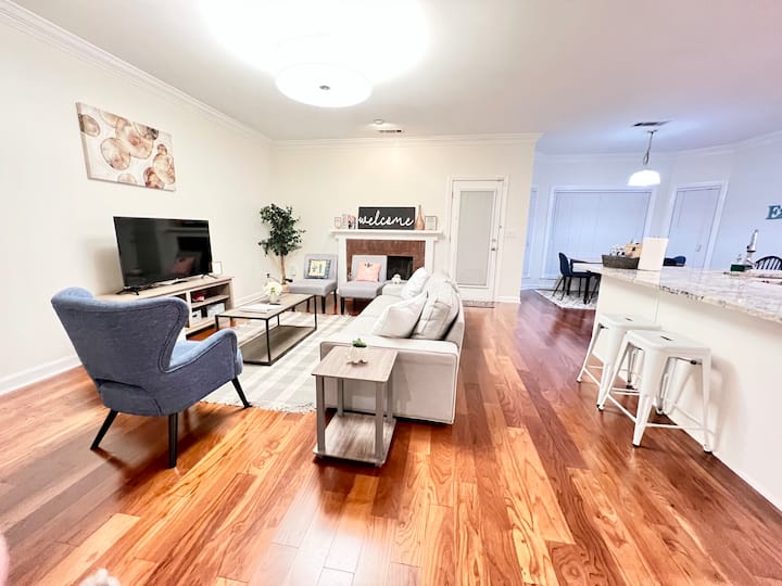 The Quiet Quarters-4br/2.5 Bath - Suwanee, GA