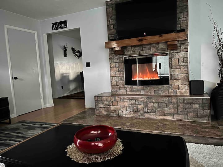 *Hottub*sleeps8*airhocky•foosball* - Billings, MT