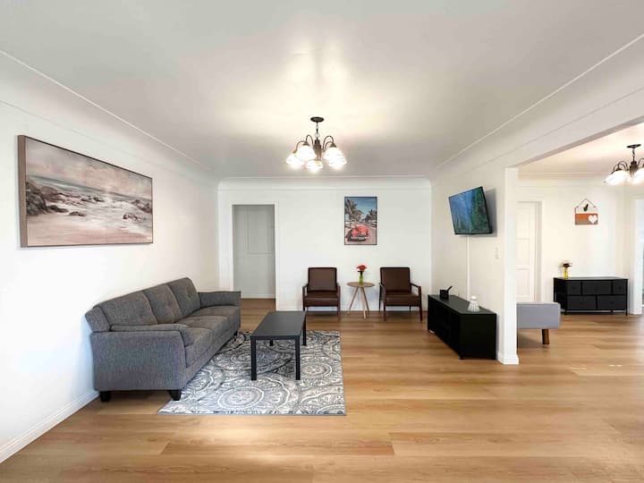 Fun-filled 5br/3.5ba House With Abundant Parking - Montebello