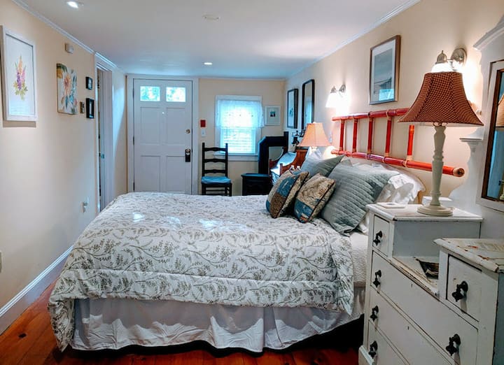 Lupine - Queen Bed - Elms Of Camden - Camden, ME