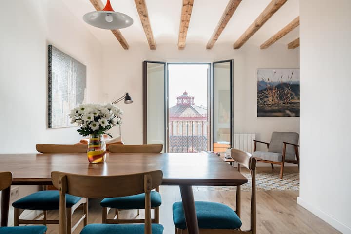 Gaze At San Antoni Square Market From A Penthouse Apartment - Barcelone