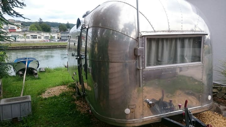 Airstream Oldtimer Wohnwagen Von 1954 Am Fluss - Aarau