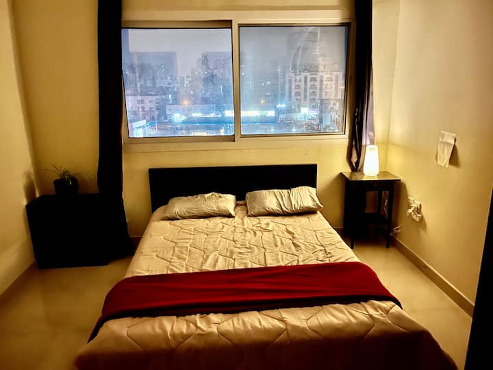 Lovely And Calm Bedroom With An Open City View - Ajman