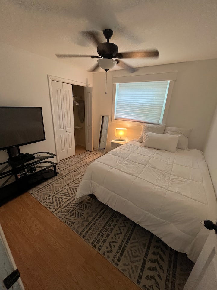 Quaint 3 Bedroom Home With Space & Shared Bathroom - Jacksonville, FL