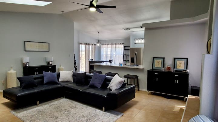 Modern, Conveniently Located Home In Las Cruces - Las Cruces, NM