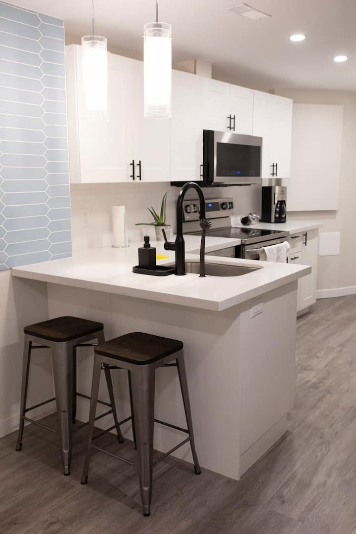 Modern 2-bed Suite - Self Check In & Free Parking - Hamilton