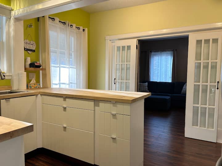 Upstairs Apartment 1br, 1ba, Kitchen, Porch - Minneapolis, MN
