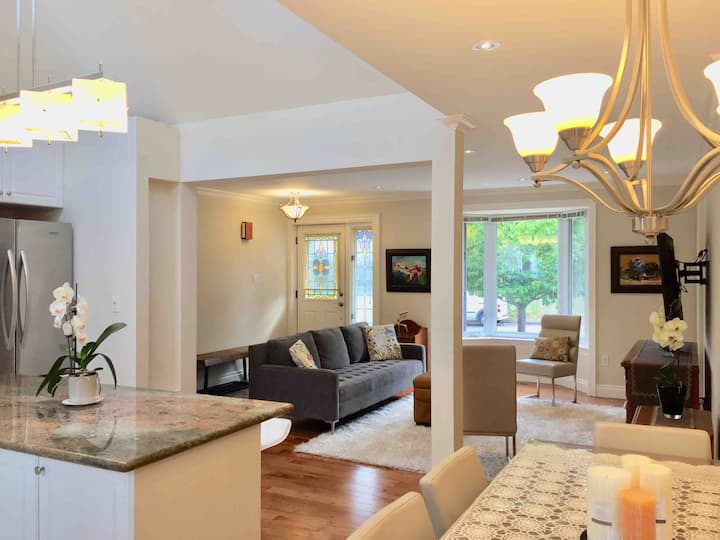 Gorgeous Bright New Designer 2 Bdrms +Free Parking - Vaughan