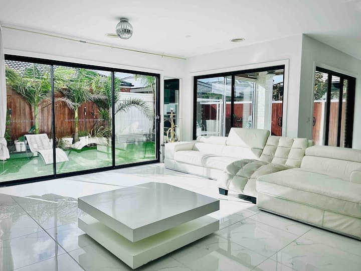 Luxury Entire Home For Up To 16 People - Werribee