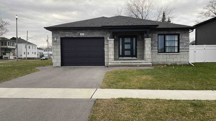 Cheerful Bungalow
With 2 Bedroom And Free Parking. - Cornwall, ON, Canada