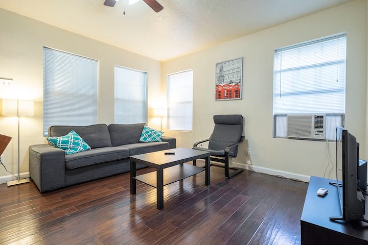 One Bedroom Condo , Minutes From Light Rail. - Northside - Houston