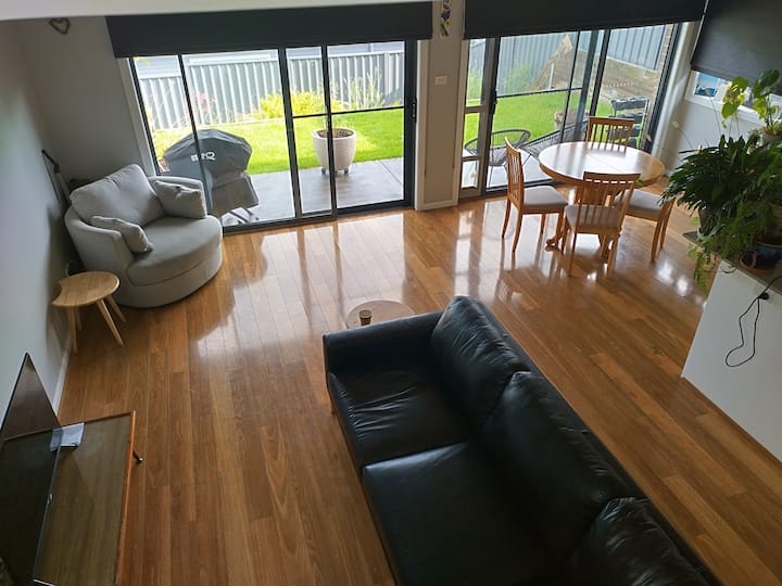 Townhouse Sleeps 7 People! 1.5kms To The Beach - Australia