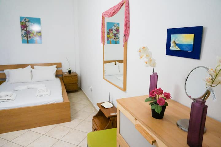Spacious Room & Kitchen In The Heart Of Fira - Santorini