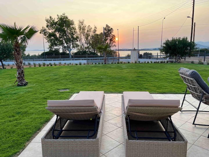 Serene Seaside Villa With Unique Sunset View - Griechenland