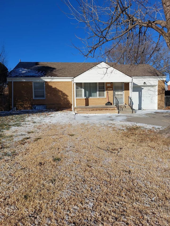 Comfortable Large Bedroom In Residential Home, - Wichita, KS