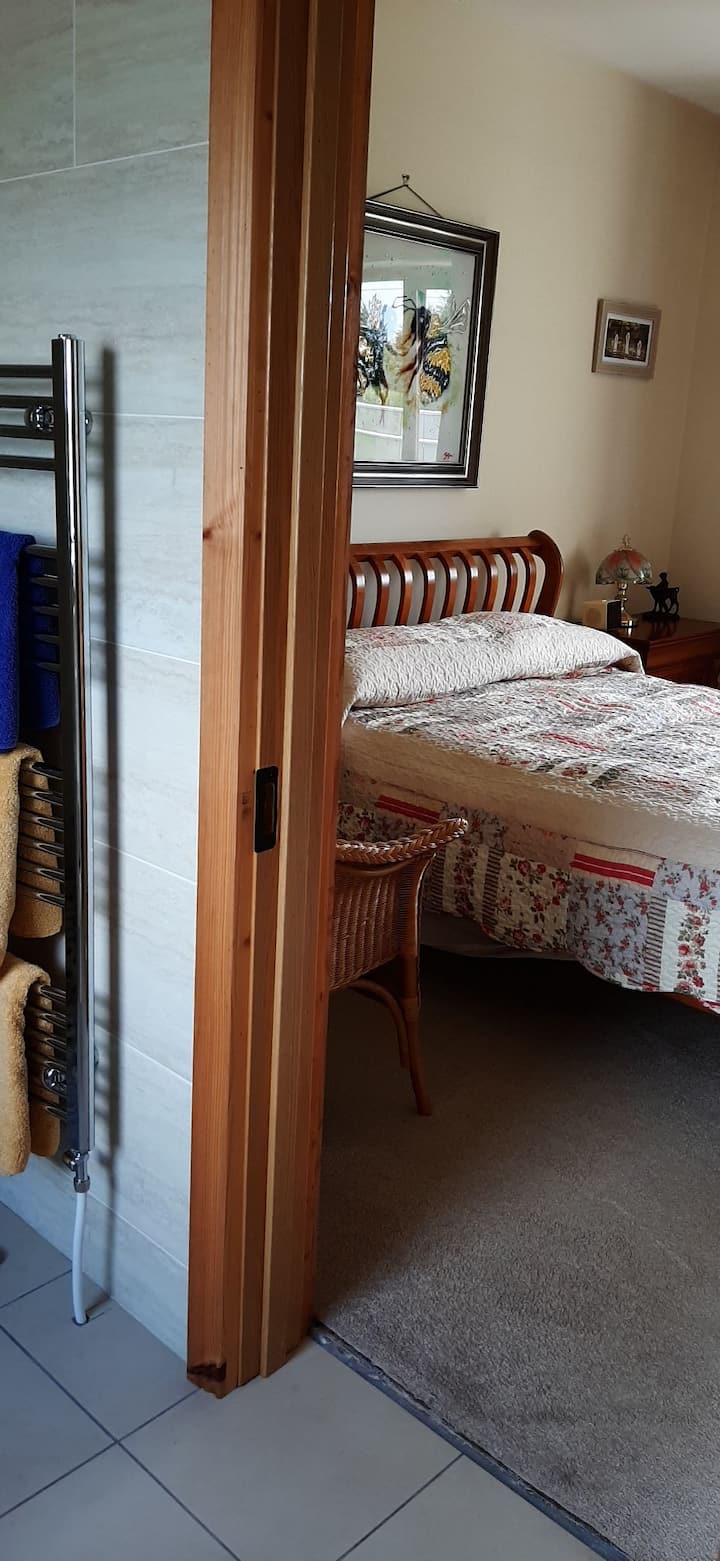 Hollypark. Cheerful House In Quiet Rural Setting. - Loughrea
