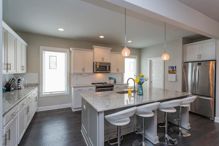 Clean Modern Townhome Close To Downtown! - Nashville, TN