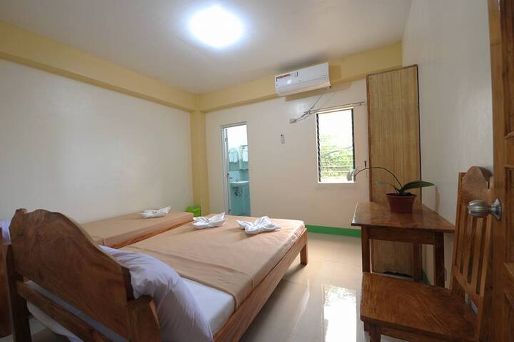 Hudhud Homestay: 3ple Room W/ Own T&b Scenic View - Ivana