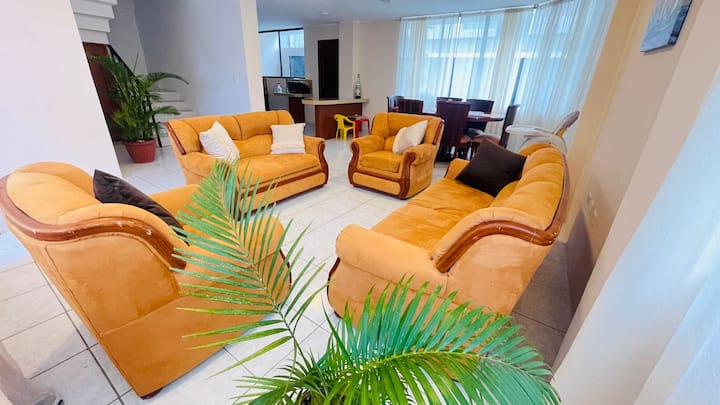 ¡Enorme Departamento Céntrico Con Garage! - Santo Domingo