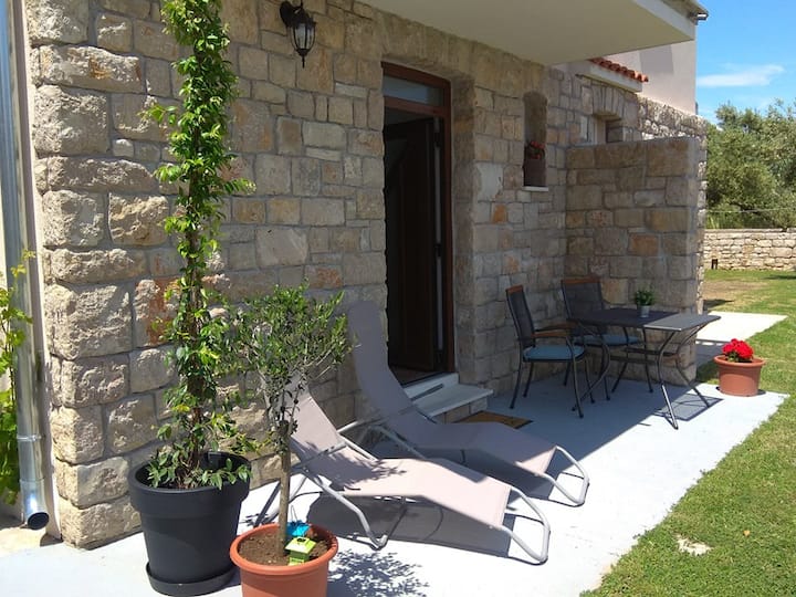 Marija- Ground Floor Studio Next To The Beach - Murter