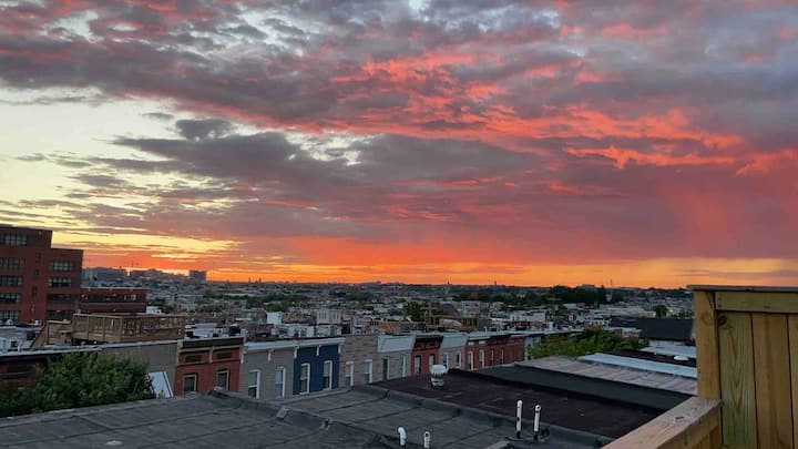 The Blue House! Modern+ Rooftop Deck+ Parking - Baltimore, MD