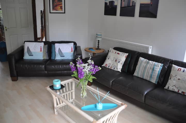 3b Spacious Apartment & Parking - Haverfordwest