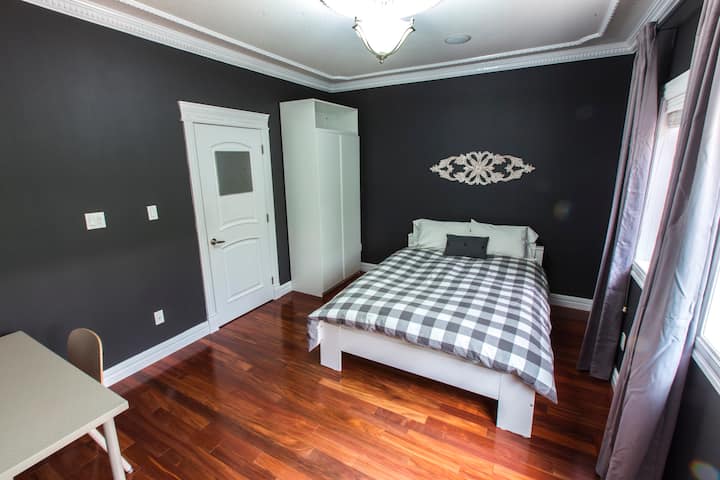 Queens Room - Spacious Room Near The U Of A - Edmonton