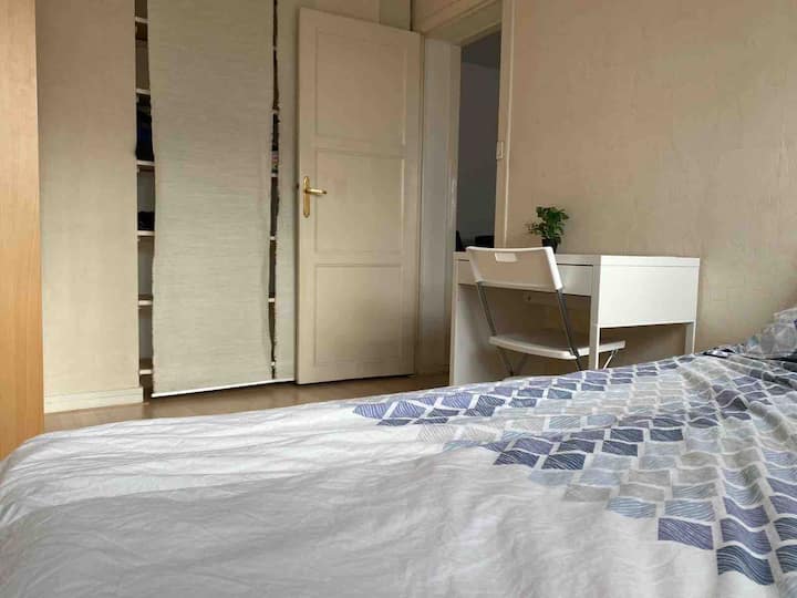 Belle Chambre King Bed  Wifi / Tv Metro 2min - Créteil