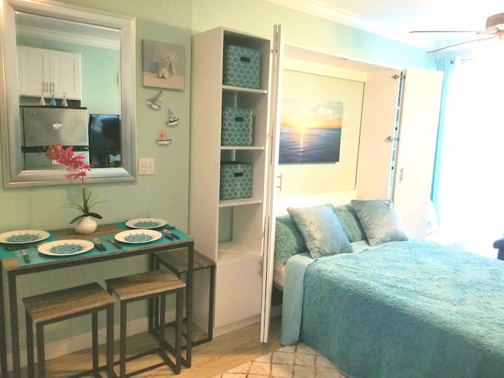 Cozy & Quaint, Just Steps Away From The Beach! - Indian Rocks Beach