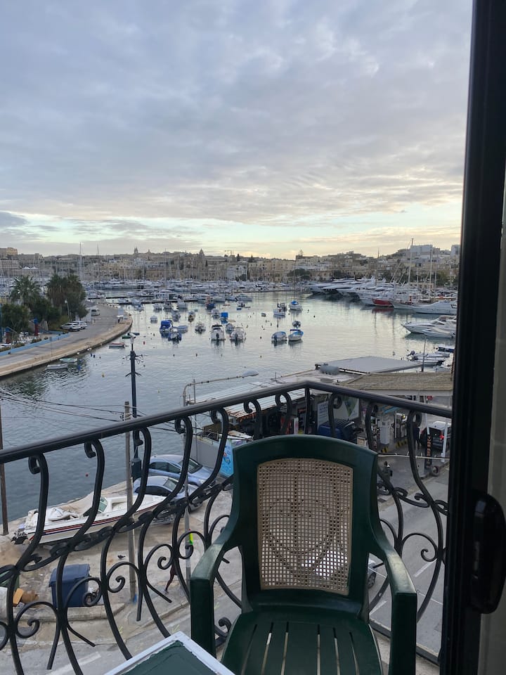 Seafront Apartment With Views Of Valletta - Valletta