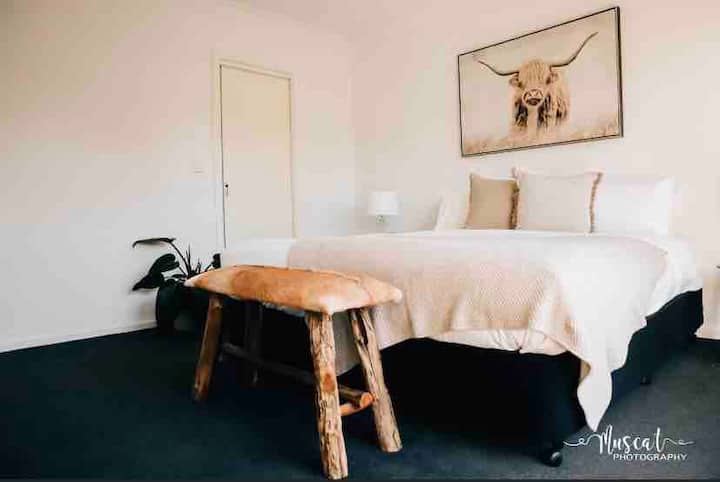 Central Location, Sleeps 10, Private Outdoor Spa. - Mudgee
