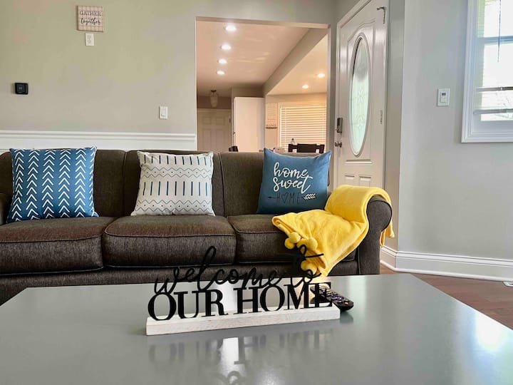 “Cozy 4br Ranch Home: 5 Beds, 2 Baths, No Stairs” - Crystal Lake, IL