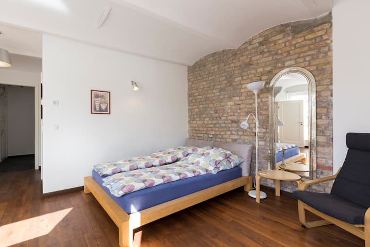 Schöne, Helle Räume In Ku'damm-nähe Mit Balkon - Berlin