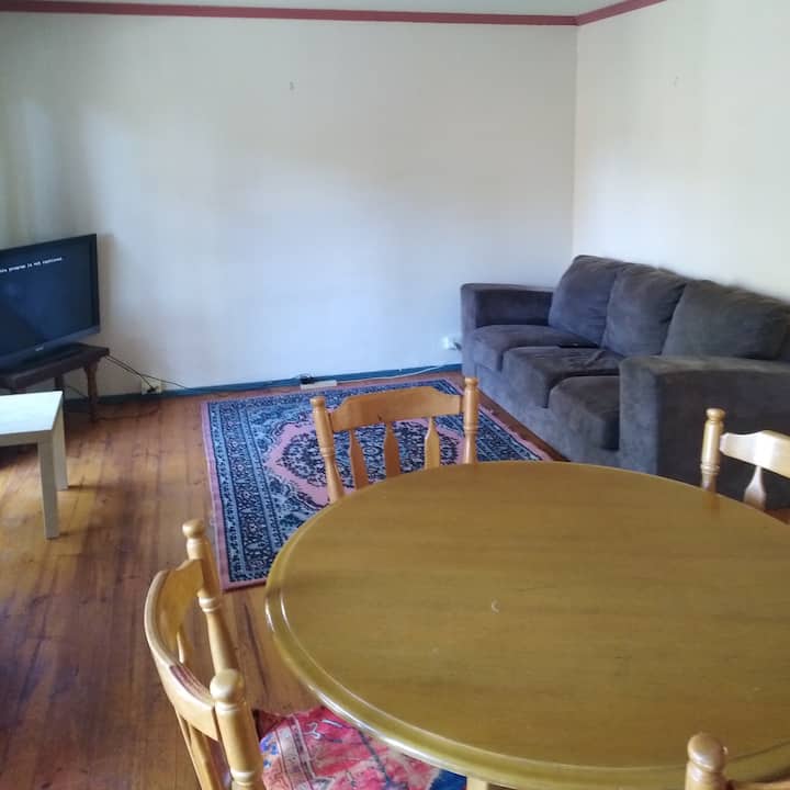 Cheerful Bush House With Spa, Queen Size Bedroom - Daylesford