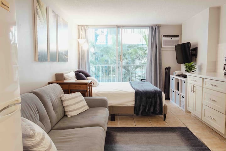 Relaxing Studio Just Steps Away From Waikiki Beach - Kuhio Beach, HI