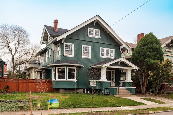9 Queen Beds/3.5 Baths/2 Kitchens - University Park - Portland