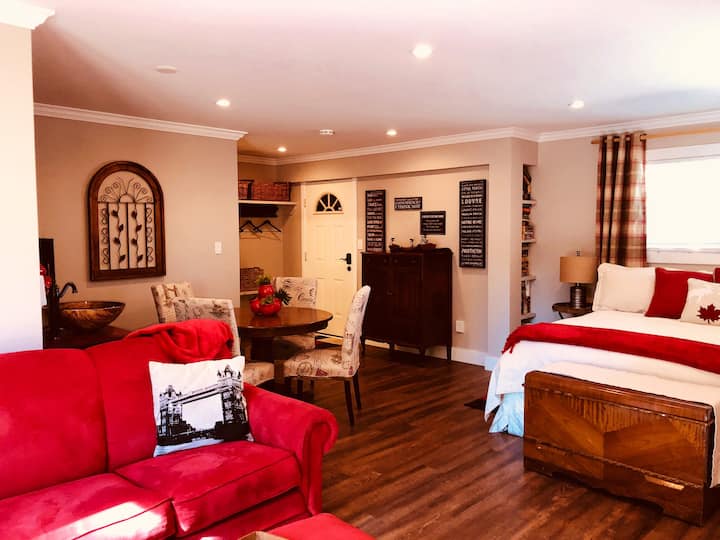 King Bed Private Suite With West Coast Landscape - Nanaimo