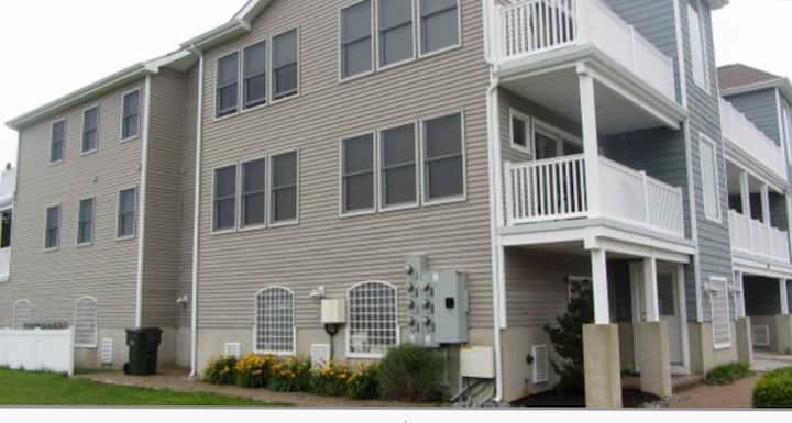 Spacious Top Floor Condo Bayside - Wildwood, NJ