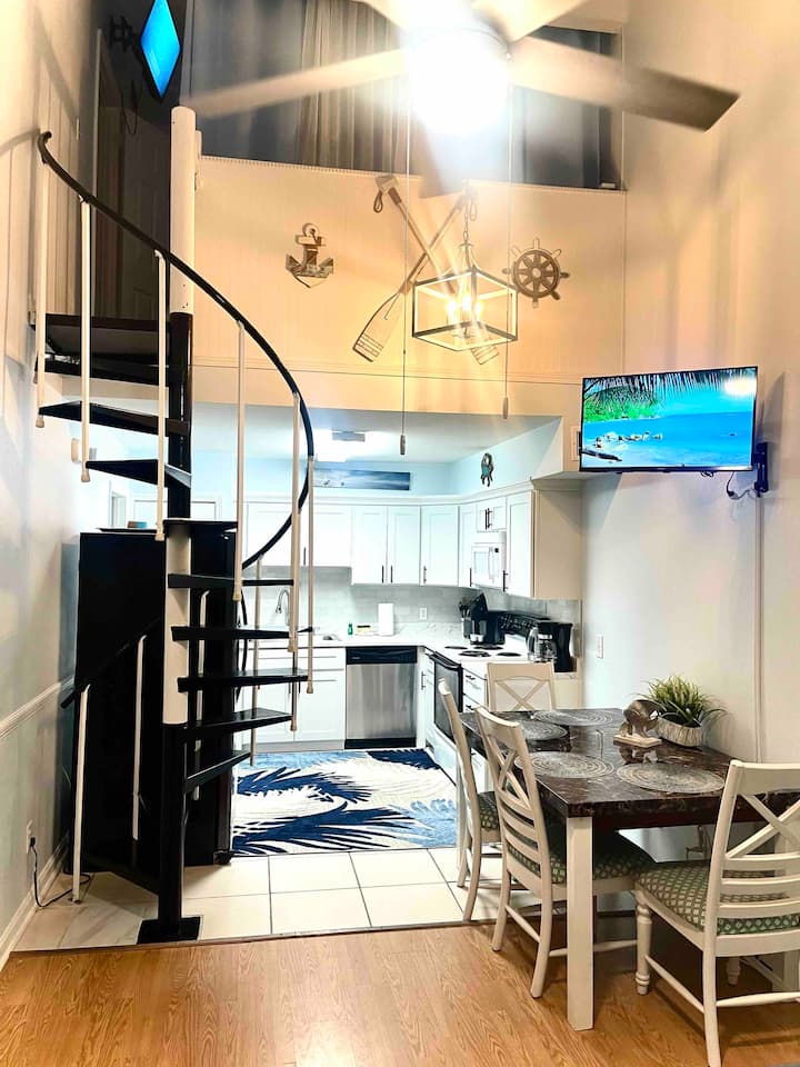 Cozy 2 Bd/ 2ba Condo + Loft.  | Walk To The Beach - Gulf Shores, AL