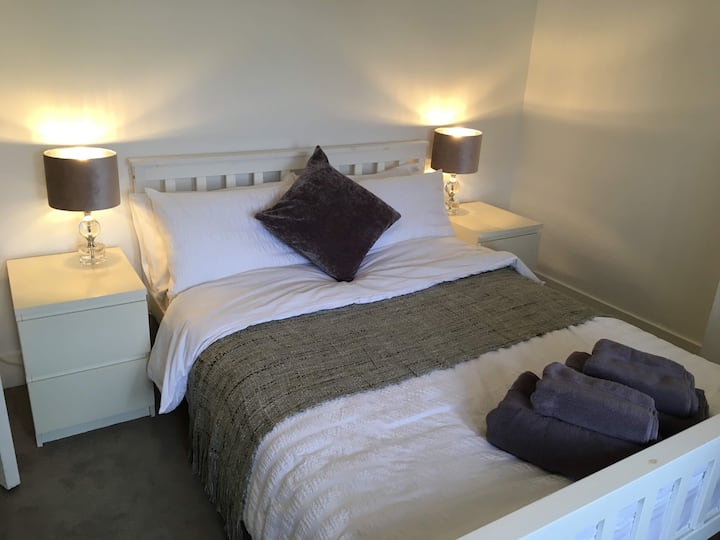 Lovely Bedrooms & Private Lounge For Group/family - Hove