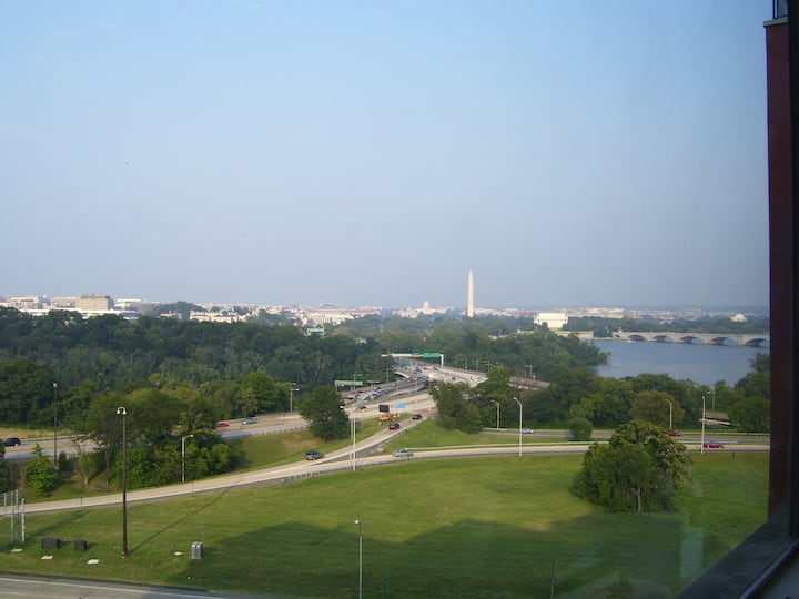 Studio With Fabulous Views Near Rosslyn Metro - Arlington, VA